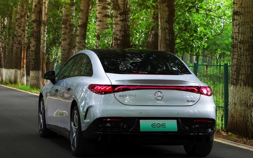 奔驰EQE：虽然比蔚来ET7少了个电机，但续航却长了80km！-新浪汽车