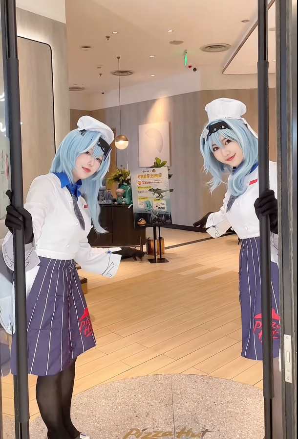安柏跳舞，优菈当起服务员，必胜客成原神coser打卡地！__财经头条