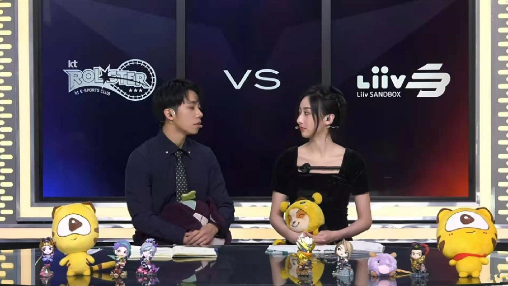 LCK女解说身穿紧身裙，坐姿成亮点，受访选手都戴上了“有色”眼镜|ns|虎牙|lck_新浪新闻