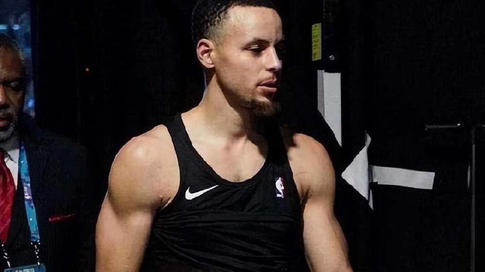 盘点NBA那些“伪瘦子”：穿衣显瘦，脱衣有肉！库里也是肌肉猛男|腹肌|肌肉|库里_新浪新闻