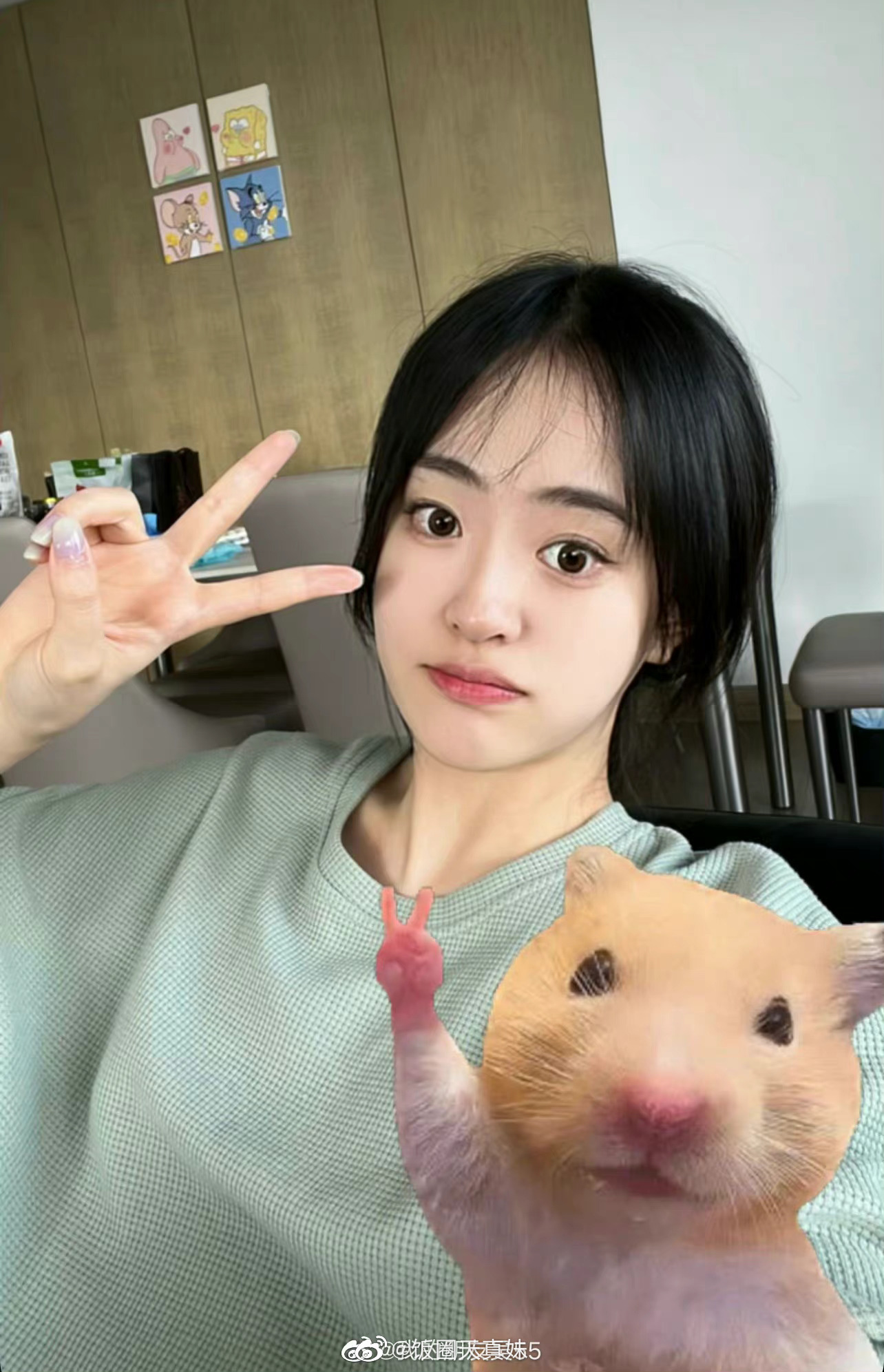 TES下路选手JackeyLove女友今日在社交媒体上晒出JKL送的玫瑰花__财经头条