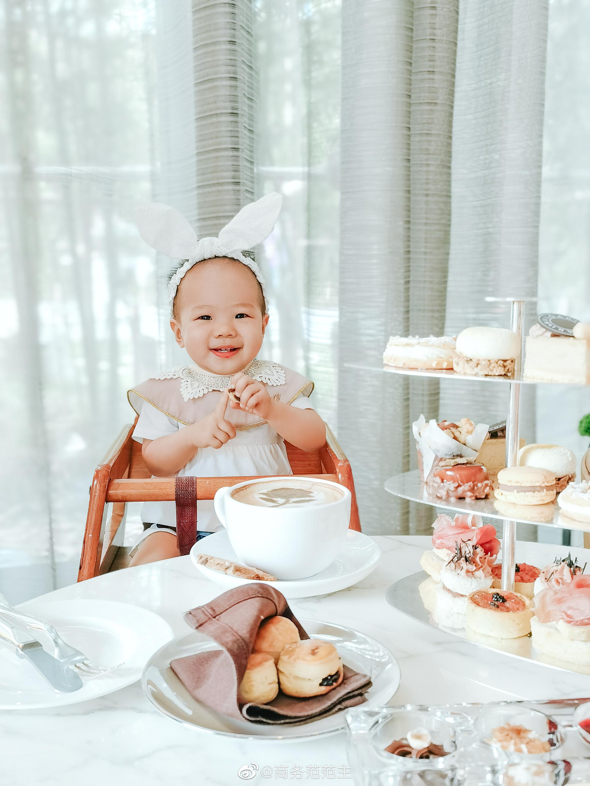 咩咩人生第一次下午茶，完全可以凑一组表情包了……