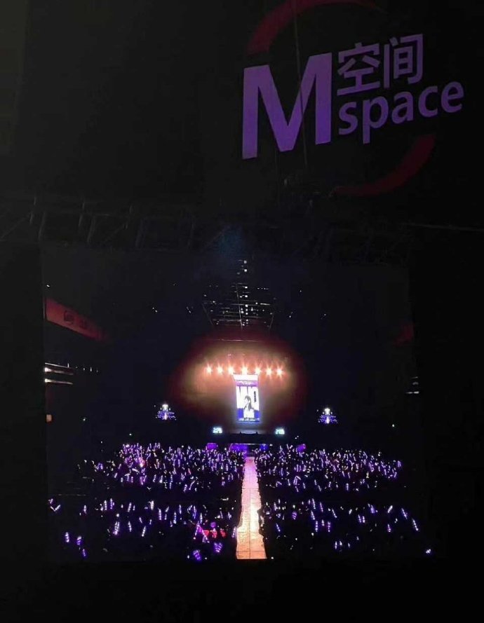 乐华的黄明昊和孟美岐都在今天开了演唱会__财经头条