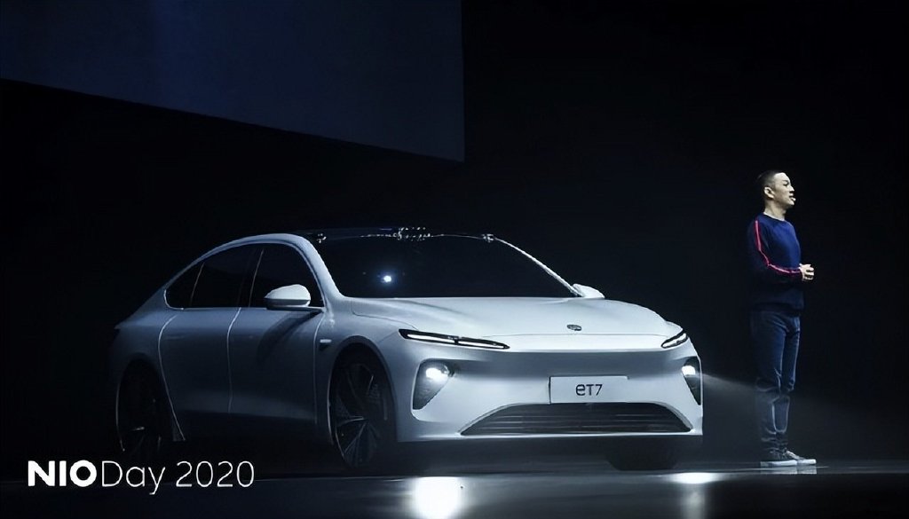 奔驰EQE：虽然比蔚来ET7少了个电机，但续航却长了80km！-新浪汽车