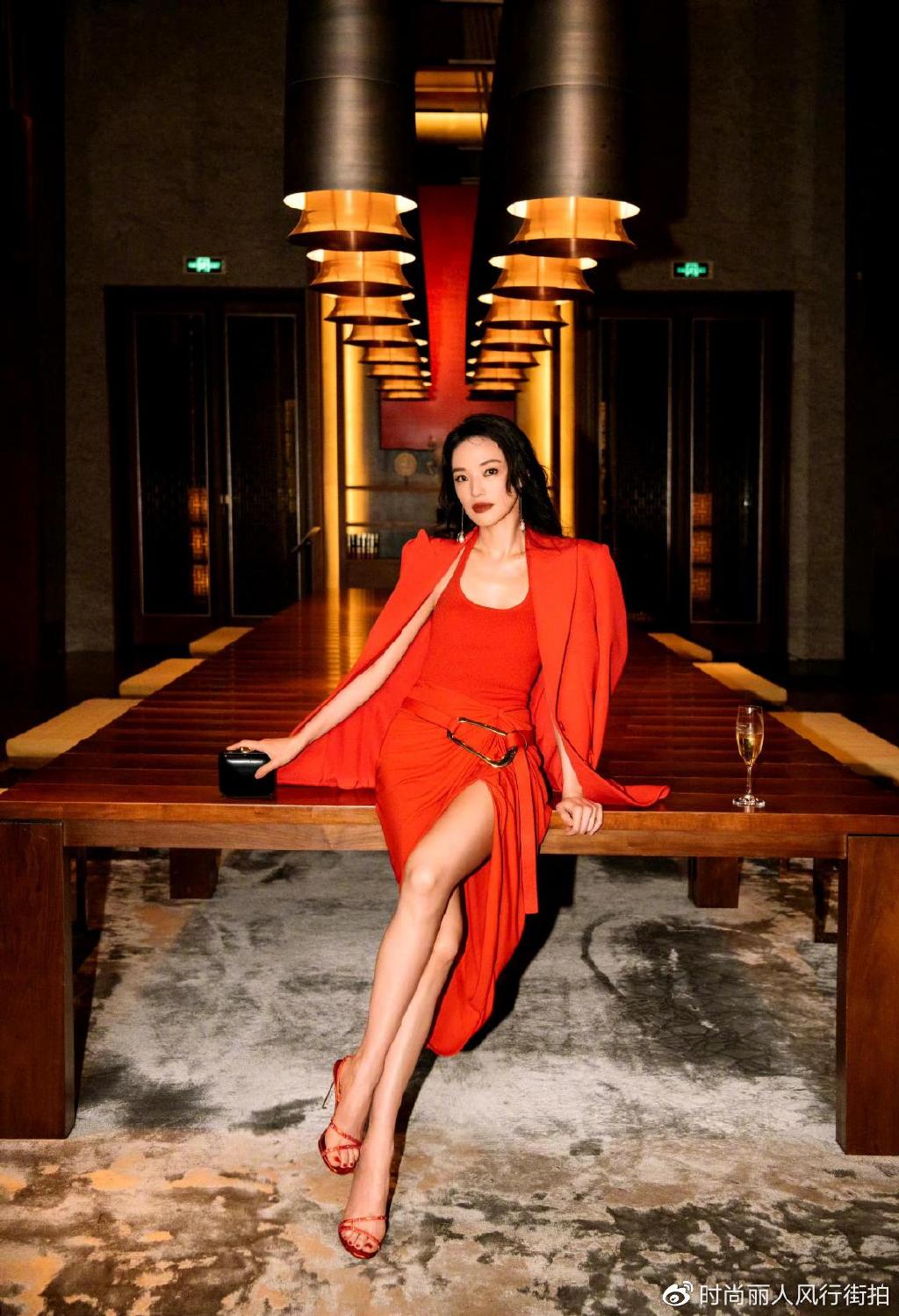 46岁舒淇把风情刻进骨子里！一场活动上演红白玫瑰秀，美得太高级