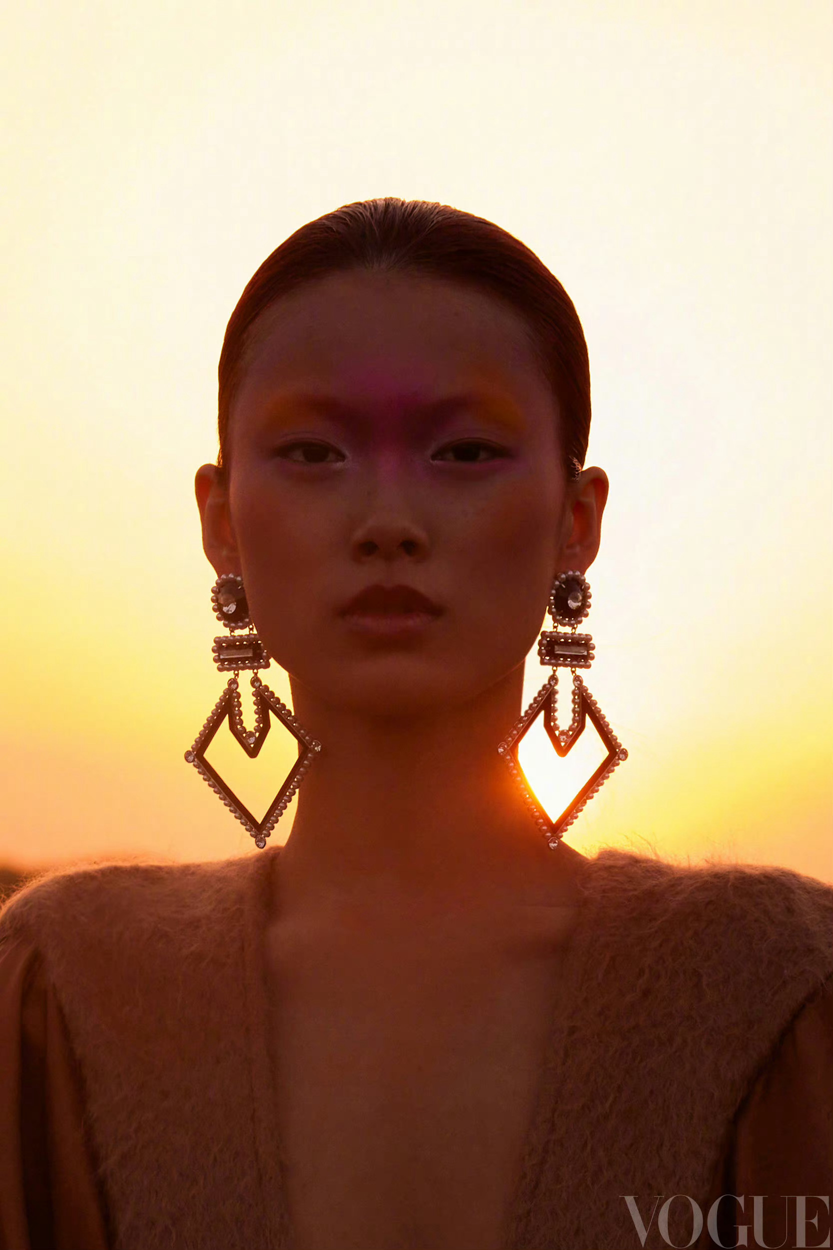 姗姗来迟的《VOGUE》中国版2023年五月刊封面__财经头条