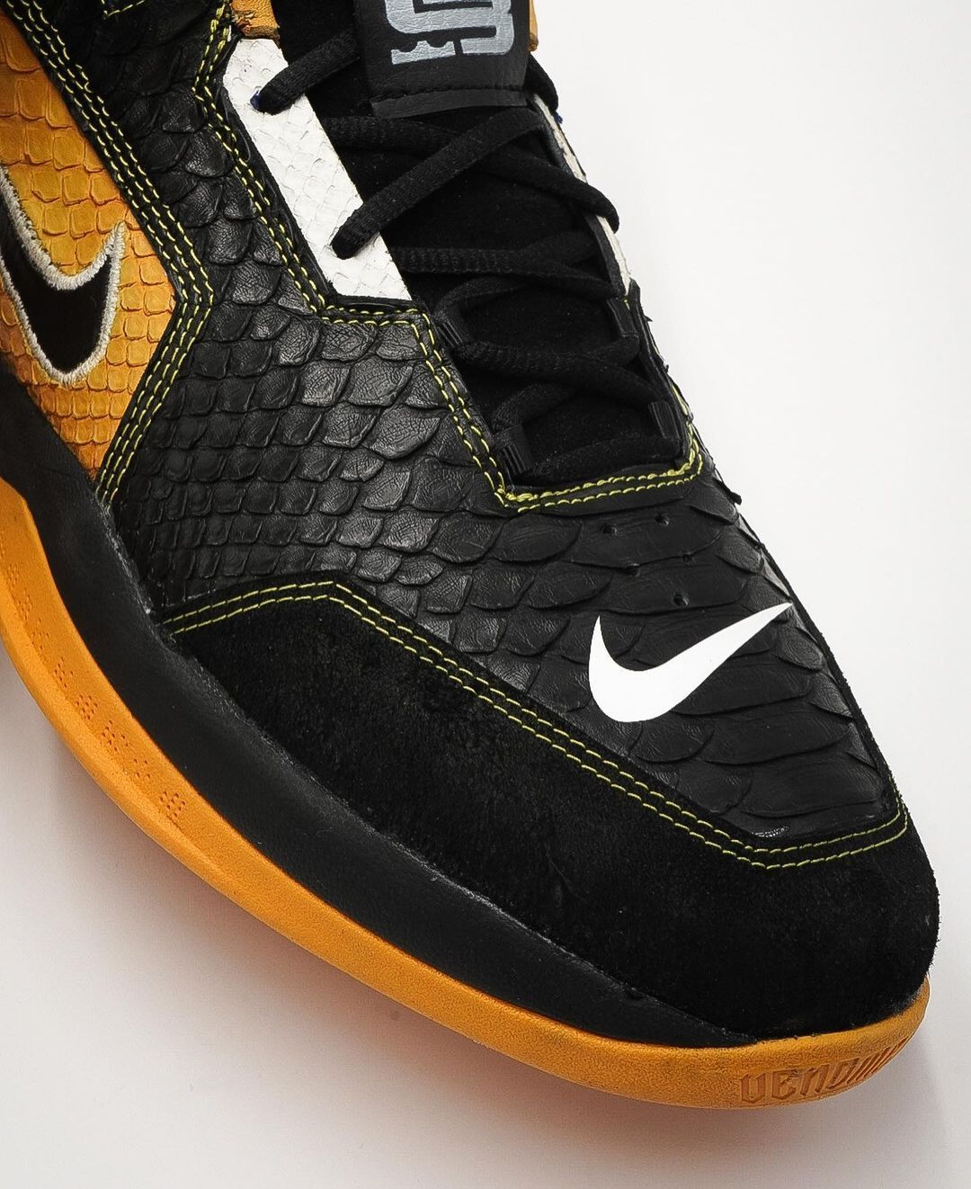 今天哈里伯顿穿了一双由Kota Kustoms定制的LeBron AZG x Kobe……__财经头条