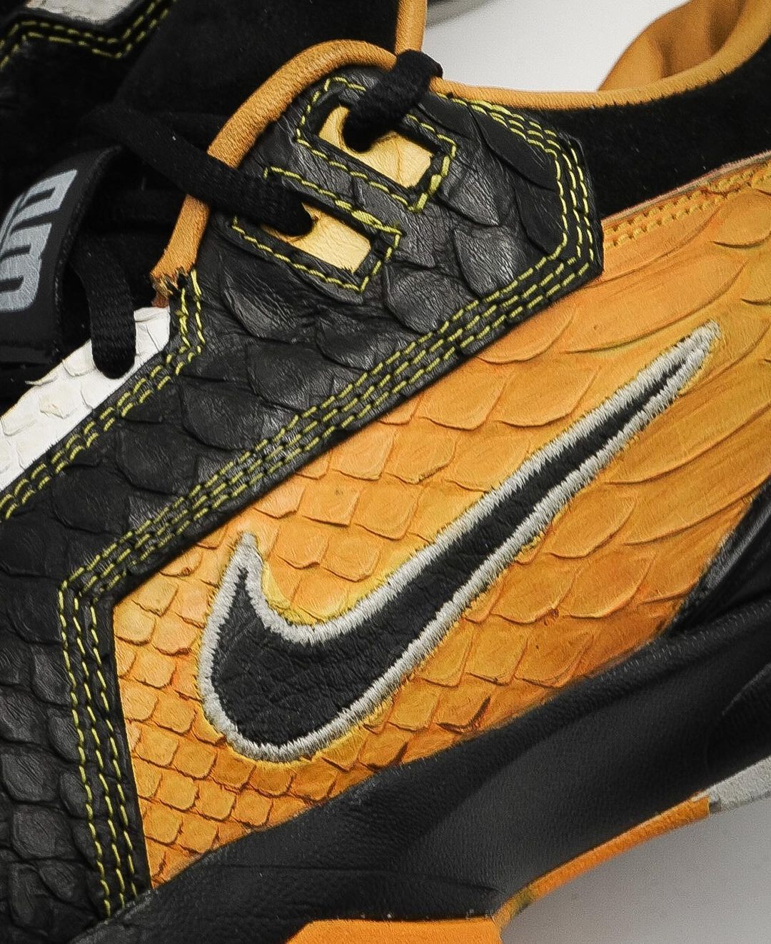 今天哈里伯顿穿了一双由Kota Kustoms定制的LeBron AZG x Kobe……__财经头条