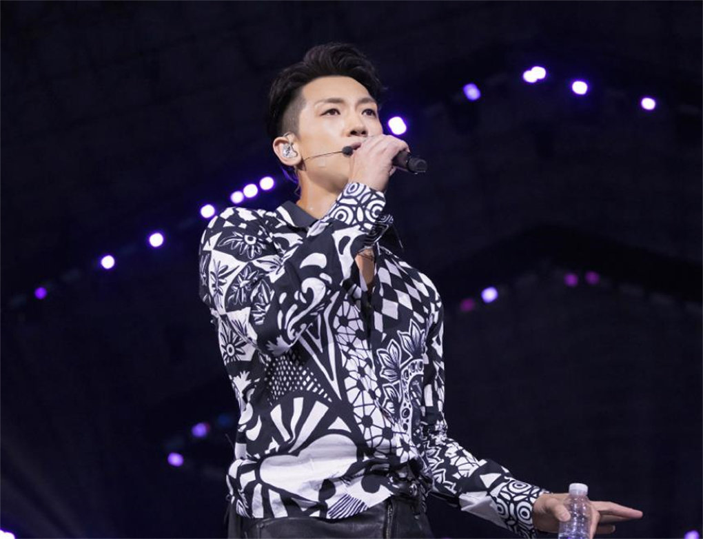 Rain扮圣诞老公公，满足两个女儿的愿望，差点因靴子暴露