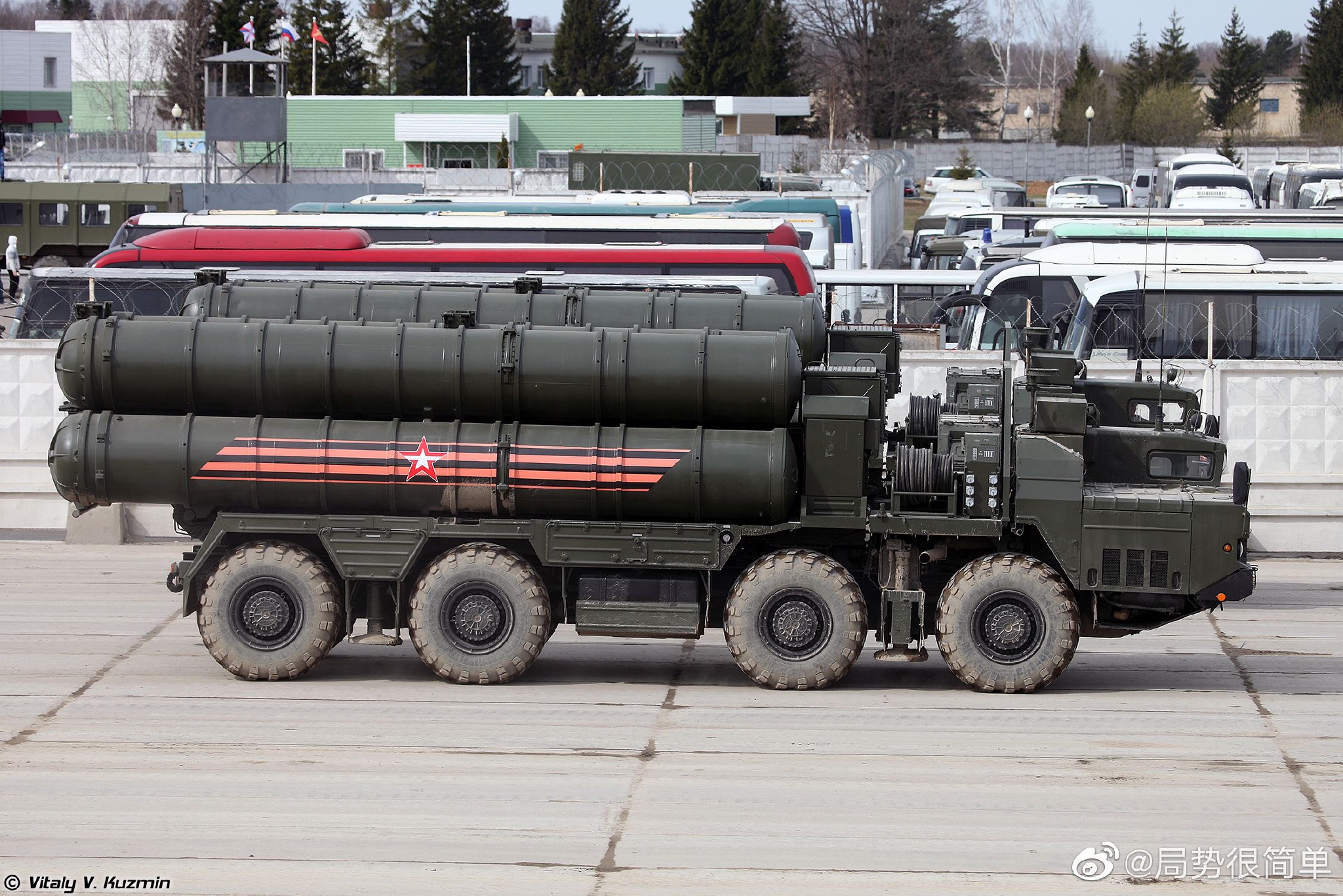 根据公布的图片确认，俄军一辆S-400导弹防御系统运输车被摧毁……