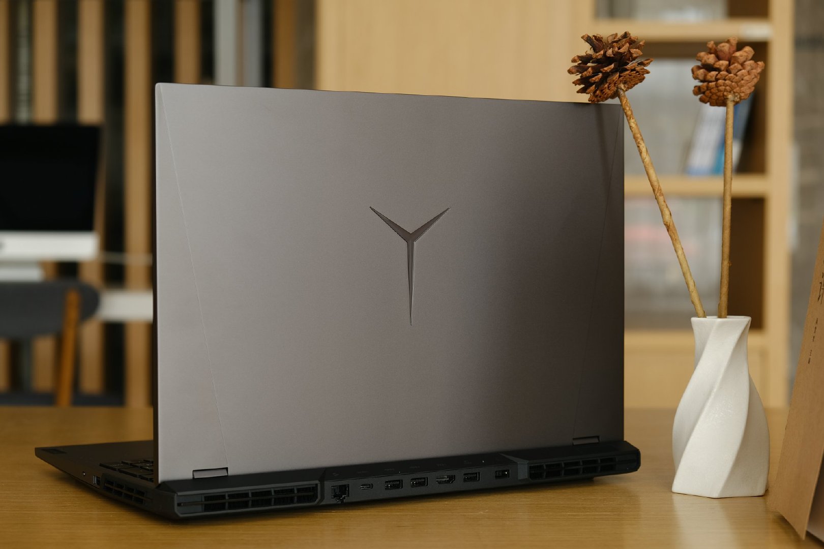 颜值与性能并存：拯救者 R9000P 2021 游戏本开箱体验__财经头条