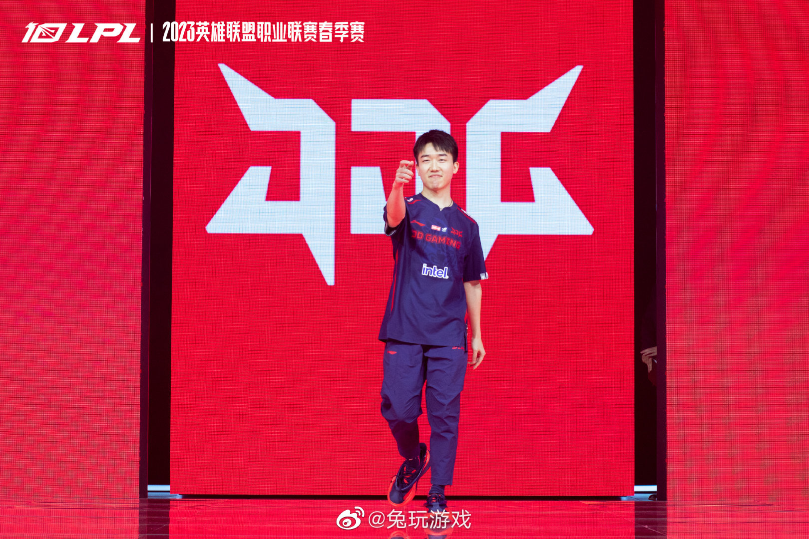 JDG赛后返图，恭喜胜利！ 有位选手的出场姿势很出众__财经头条