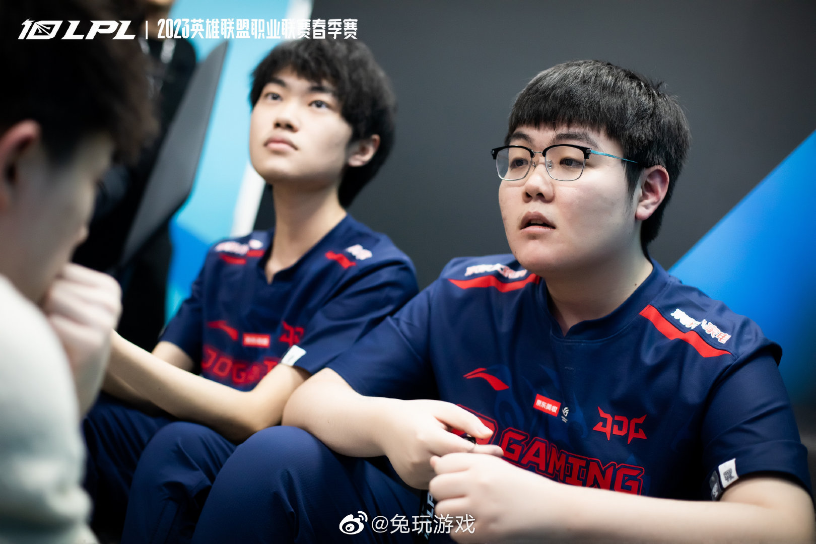 JDG赛后返图，恭喜胜利！ 有位选手的出场姿势很出众__财经头条