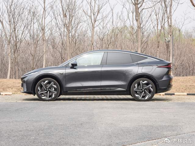 3.8s破百+四驱，配巴赫座舱，续航606km，给辆奥迪Q5L都不换？-新浪汽车