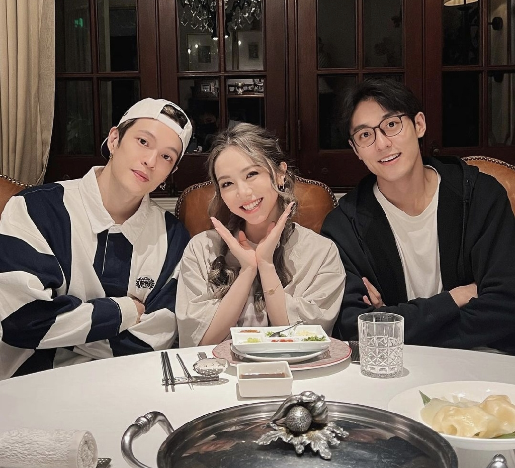 邓紫棋罕见秀恩爱，合影时脑袋倾向男友Mark，托腮卖萌幸福甜笑|邓紫棋|男友|合影_新浪新闻