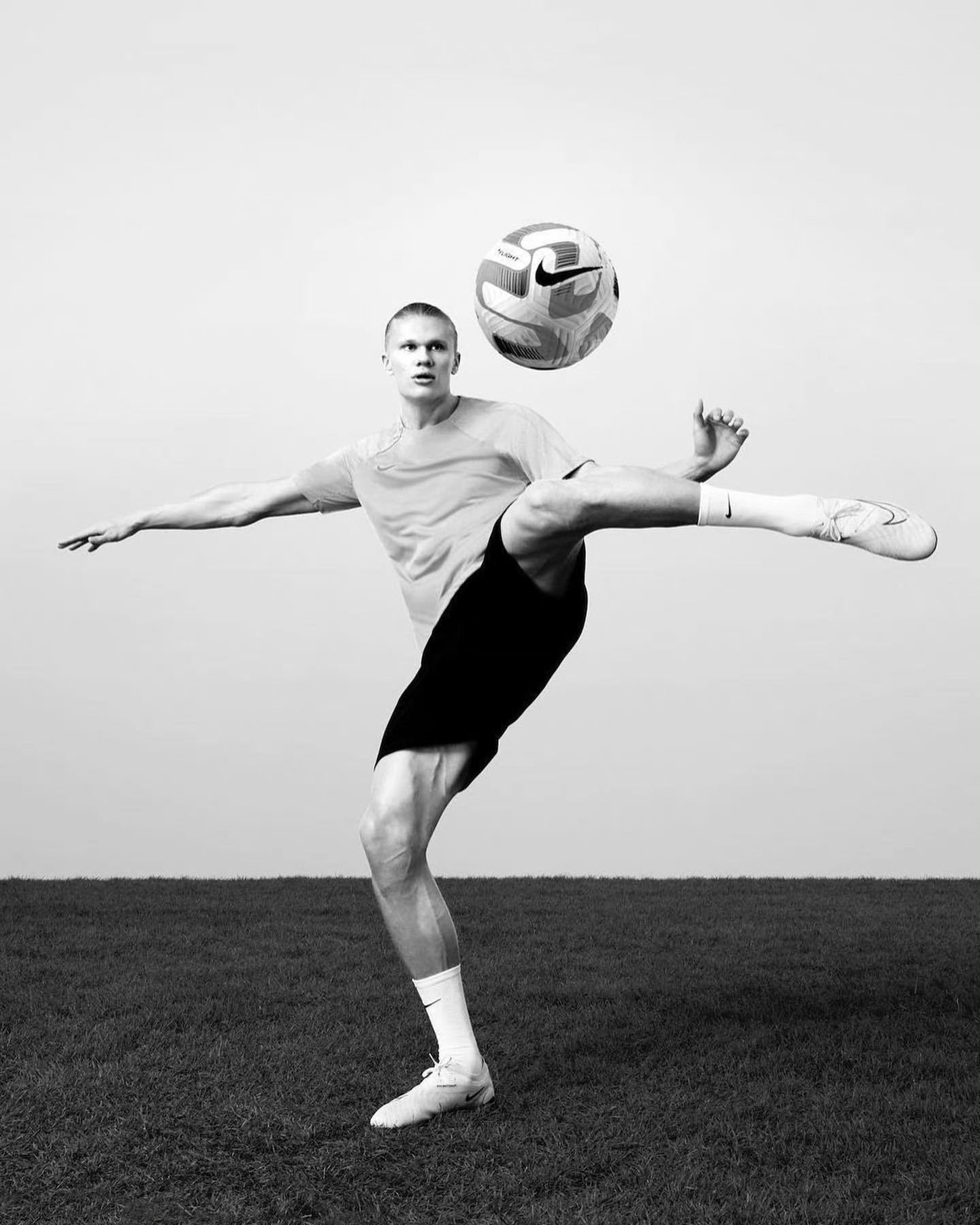 哈兰德Erling Haaland 与 Nike 签约 ！__财经头条