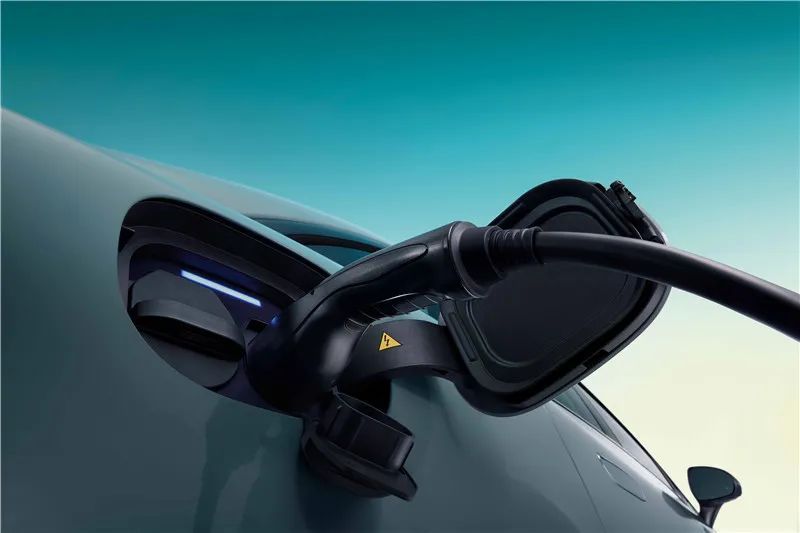 纯电平台首款国产车型，752km超长续航 奔驰全新EQE上市52.8万起__财经头条