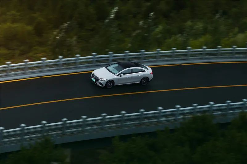 纯电平台首款国产车型，752km超长续航 奔驰全新EQE上市52.8万起__财经头条