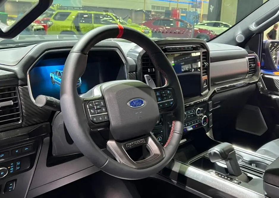 福特F-150猛禽R，配5.2L V8发动机，适合重度越野