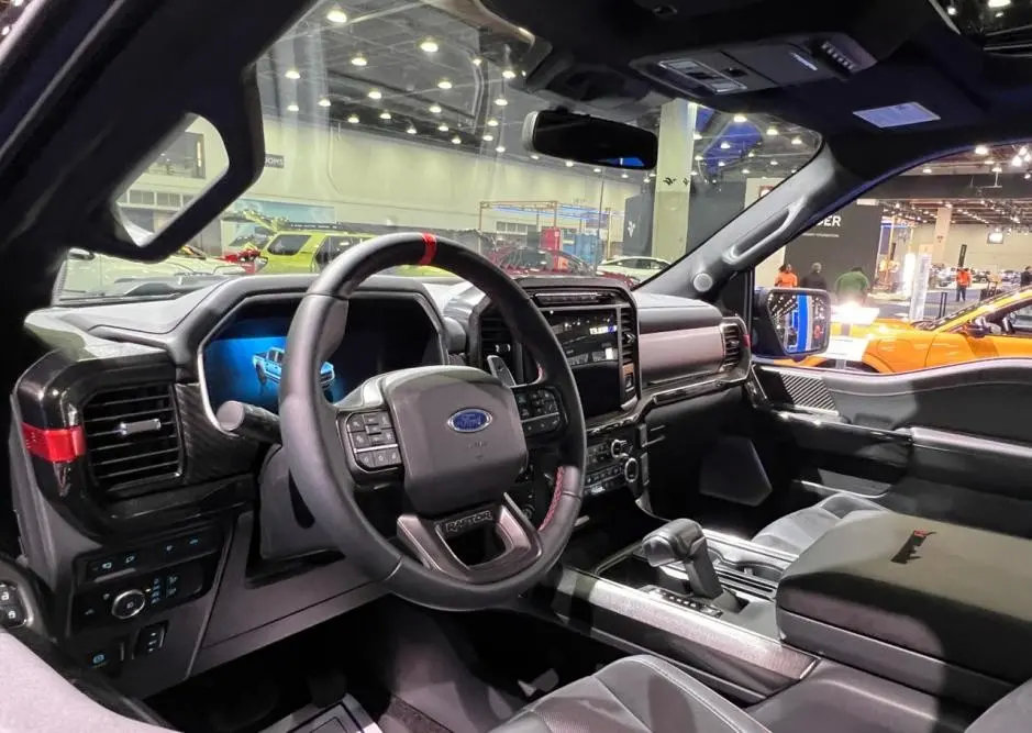 福特F-150猛禽R，配5.2L V8发动机，适合重度越野