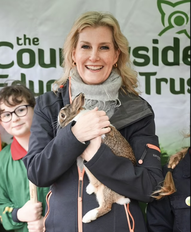 58岁索菲继承已故女王爵位，成为爱丁堡公爵夫人，地位比梅根高