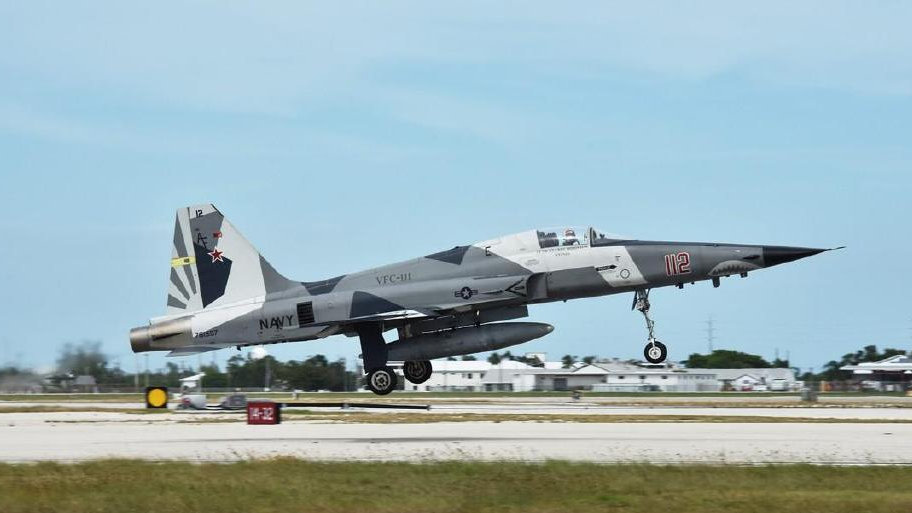 F5再度出事，美军飞行员弹射逃生，台岛有大量同型机|战斗机|台岛|飞行员_新浪新闻