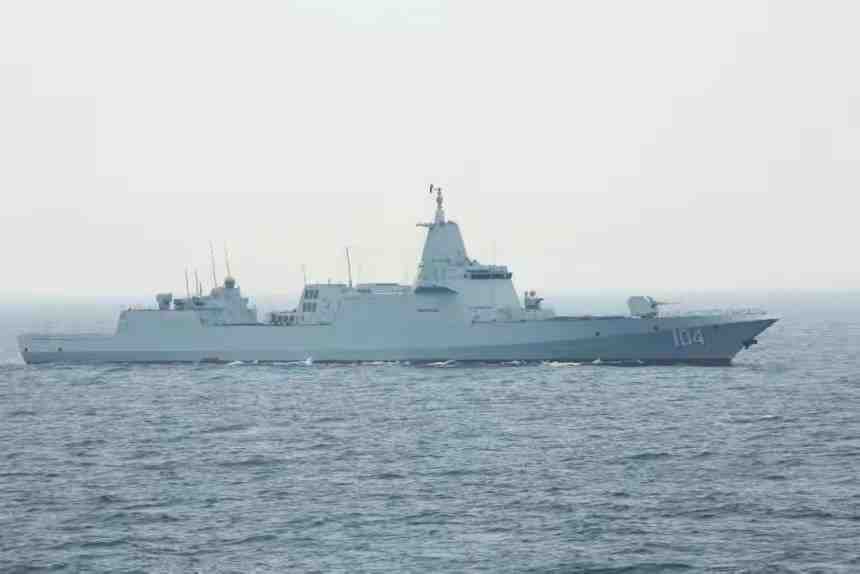 055实力多强？训练画面曝光，夜间精准击中目标，碾压宙斯盾舰__财经头条