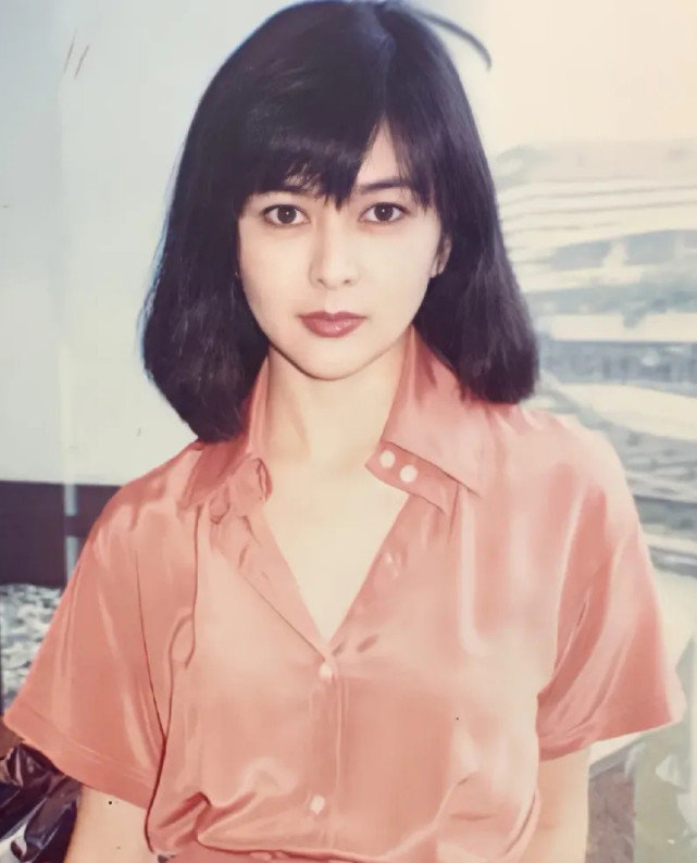 60岁关之琳独自逛街，颜值和气色俱佳，获赞冻龄女神