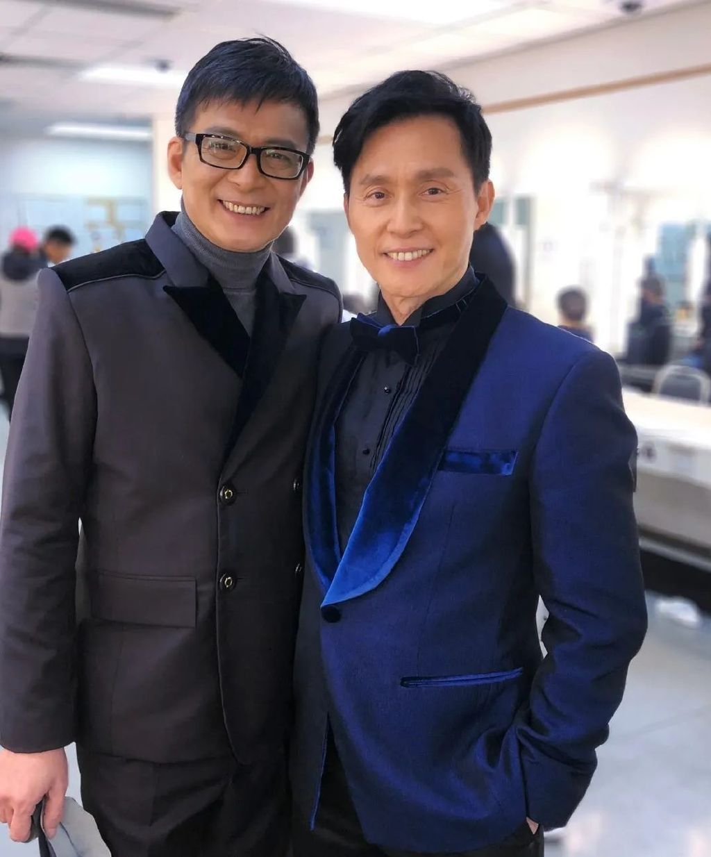 66岁知名港星刚通关就北上捞金，在公司晚宴走穴，美女上台献花