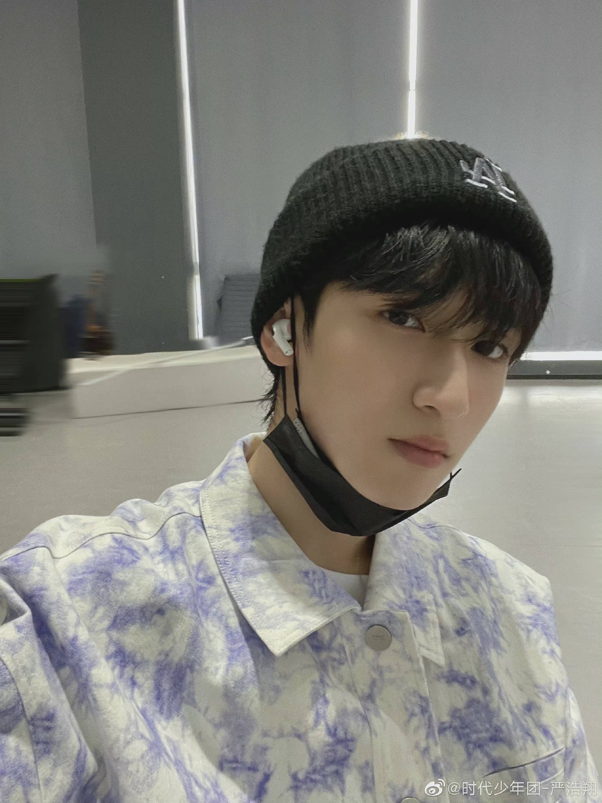 毛线帽才是严浩翔本命哈哈，头发长了也挡不住帅气__财经头条