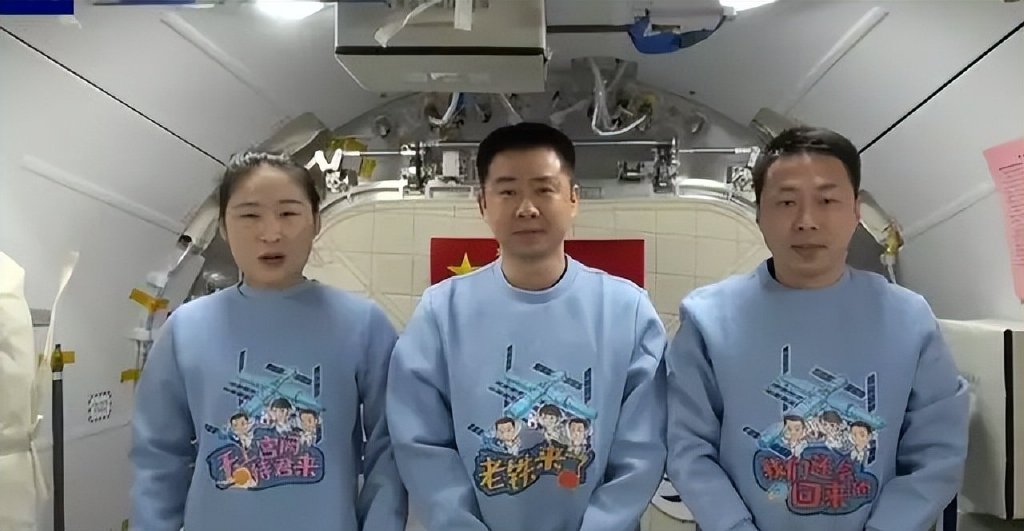 萌翻了，神十四换新衣服迎神十五！航天员的穿衣究竟有多讲究？