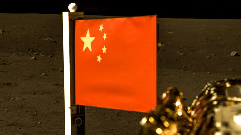 看到月球上的五星红旗，美国登月被质疑，为何美国国旗像被风吹动？|阿波罗|月球|旗子_新浪新闻