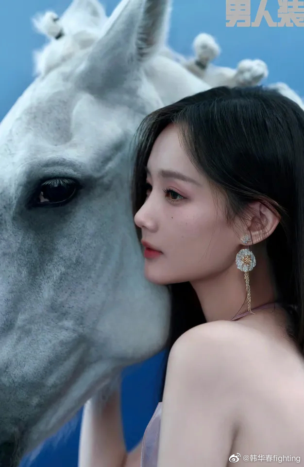 李一桐《男人装》八月刊封面大片……