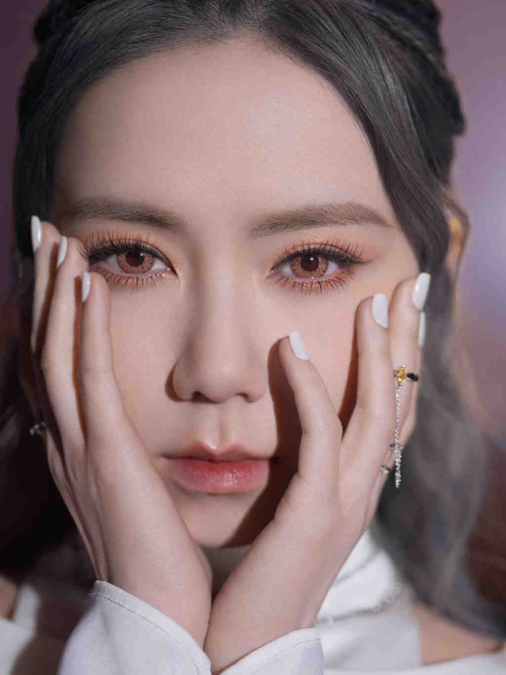 邓紫棋罕见秀恩爱，合影时脑袋倾向男友Mark，托腮卖萌幸福甜笑|邓紫棋|男友|合影_新浪新闻