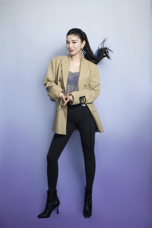 黄奕复出后更敢穿，overseize西装直接配健美裤，身材似女团少女_新浪新闻