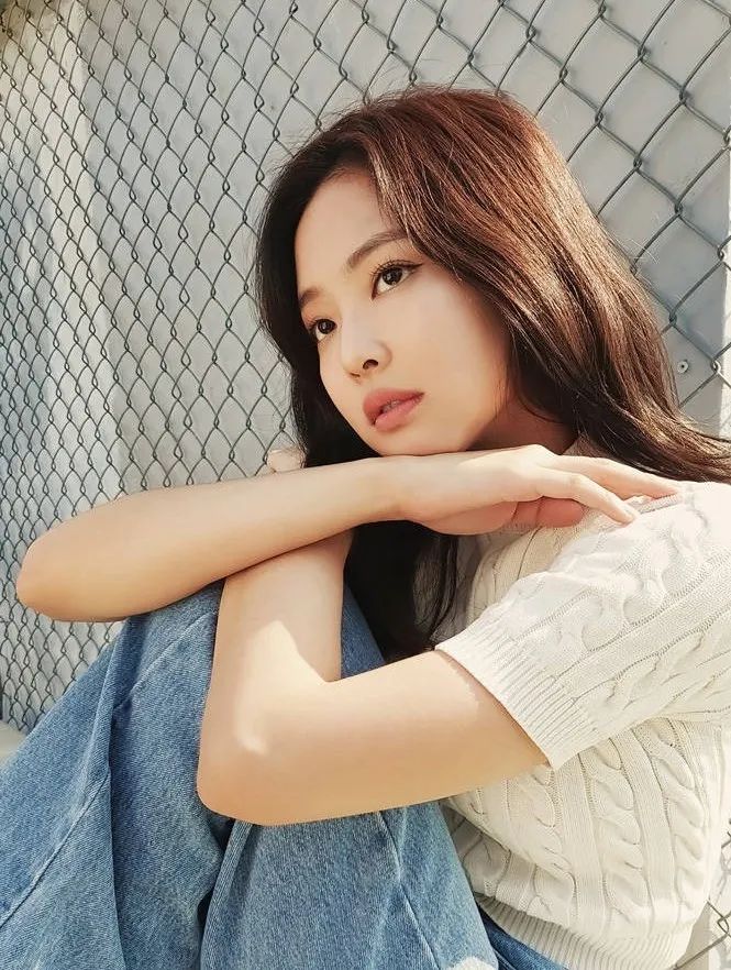 Jennie私下大扒皮，和舞台人设竟截然相反？！|美妆蛋|妆容_新浪新闻