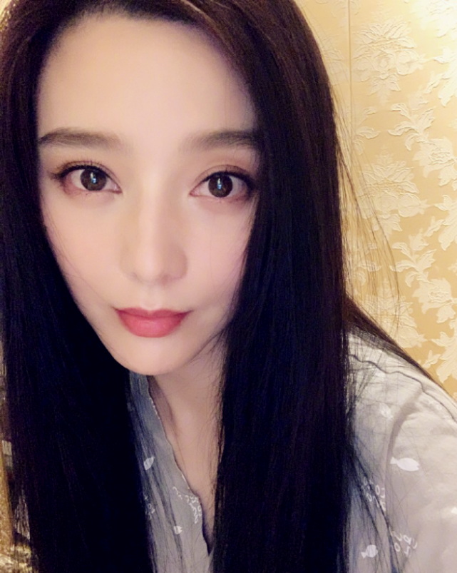 范冰冰否认割双眼皮称30几年同款，跟网友撒娇卖萌像位邻家小妹