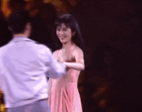 关之琳巅峰期有多撩？当年张学友牵她出场的那刻，美如"水蜜桃"