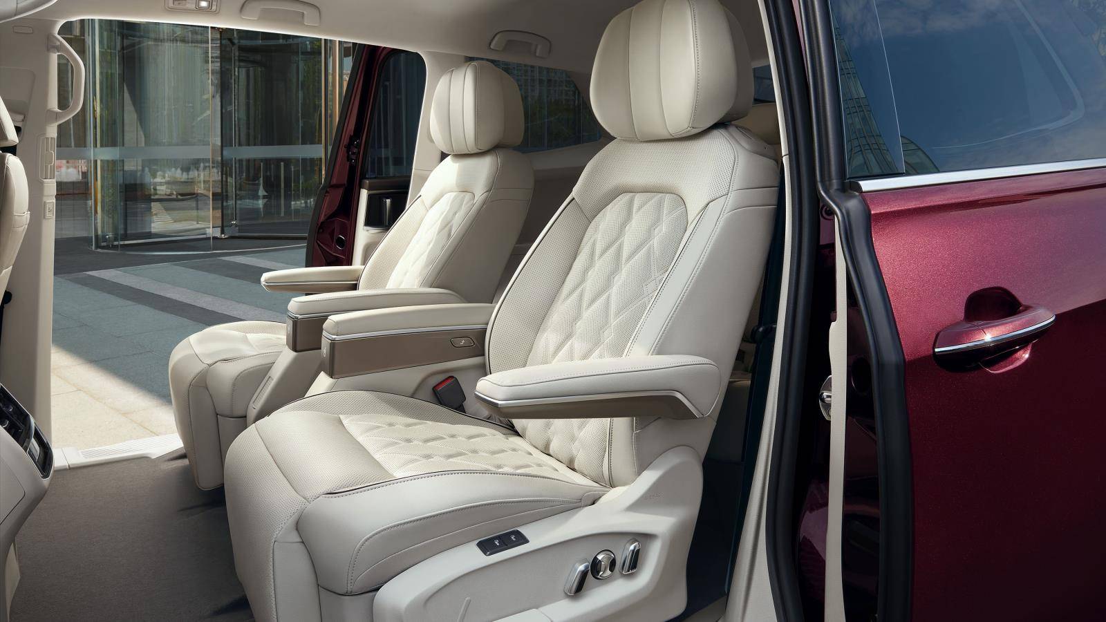 菱形打孔真皮座椅 上汽大众MPV Viloran内饰公布-新浪汽车