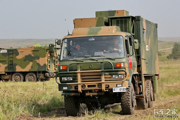 军车史上的不老神话，东风EQ2102虽然退役，但越野性能依然很香