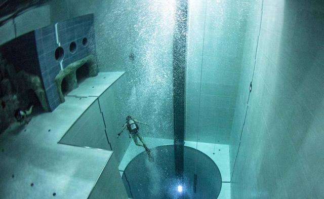 世界上最深的泳池Y-40：深度达到40米，游客争相排队体验！|泳池|游客|游泳池_新浪新闻