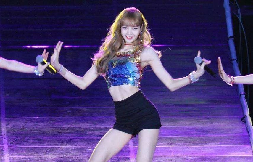 Lisa新舞蹈性感又妖娆，四小时播放破千万，真不愧是人间芭比！|舞蹈|芭比|性感_新浪新闻