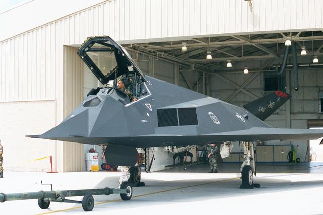 传说退役多年的F117怎么又现身了？当假想敌中队，只为模拟苏57