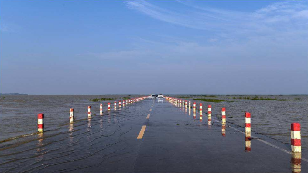 中国最美的水上公路，走在上面感觉特别不一样，美丽的如油一般