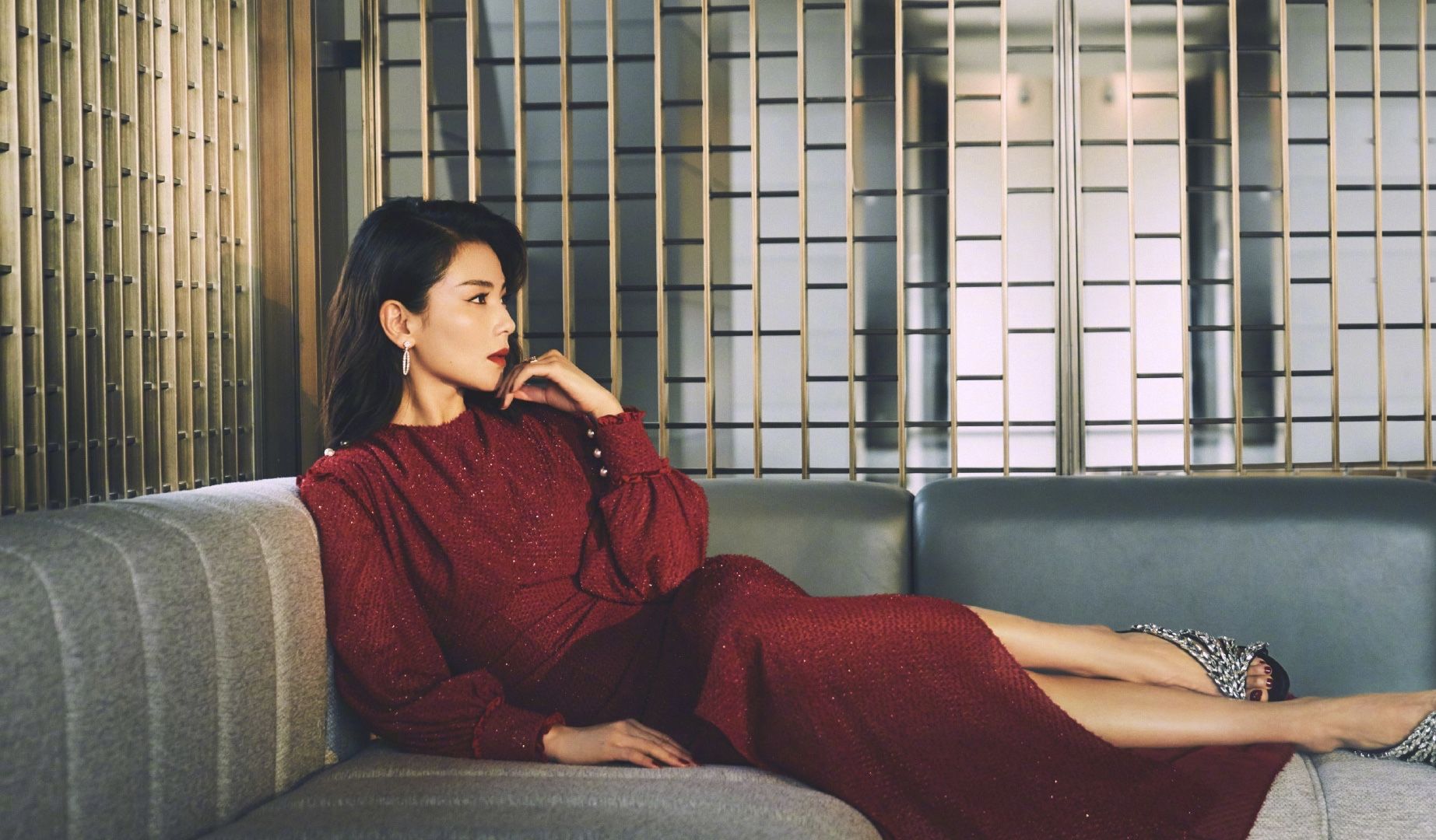 42岁刘涛太惊艳！最新照片及肩短发配高开衩长裙，气质真绝了|刘涛|复古|酒红色_新浪新闻