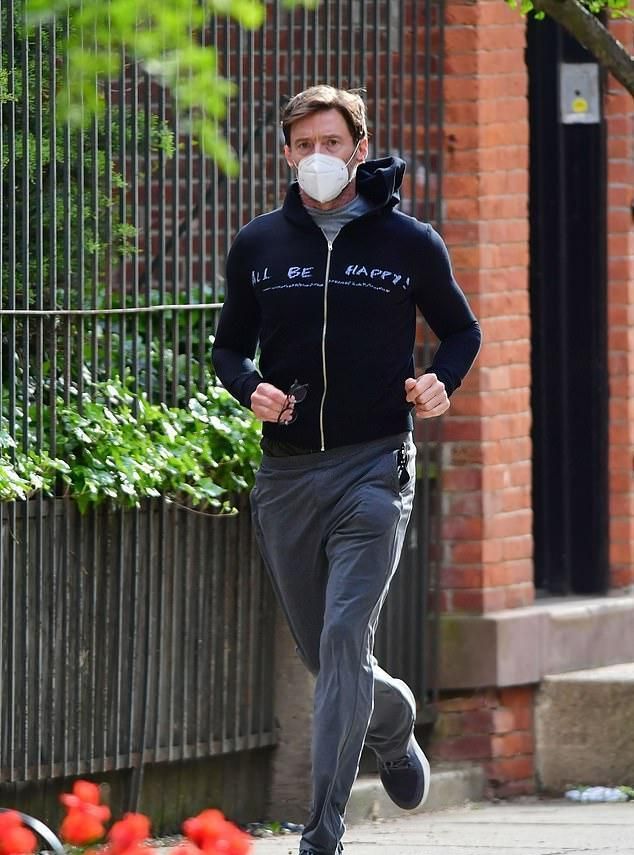 休杰克曼51岁秀肌肉，气质身材完胜19岁儿子|狄波拉|杰克曼|奥斯卡_新浪新闻