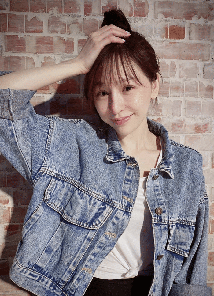 王心凌晒运动后的素颜照 扎丸子头浅笑 少女感十足