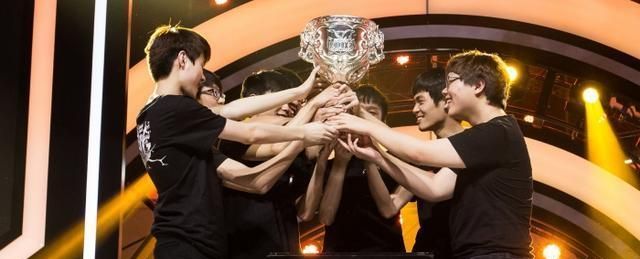 LPL历届冠军回顾：御三家揽8冠，两家包揽春夏冠军，一队已消失|春季赛|冠军|战队_新浪新闻