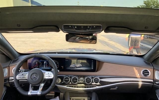 实拍奔驰AMG S63，搭4.0T引擎马力612匹，3.4秒破百！-新浪汽车