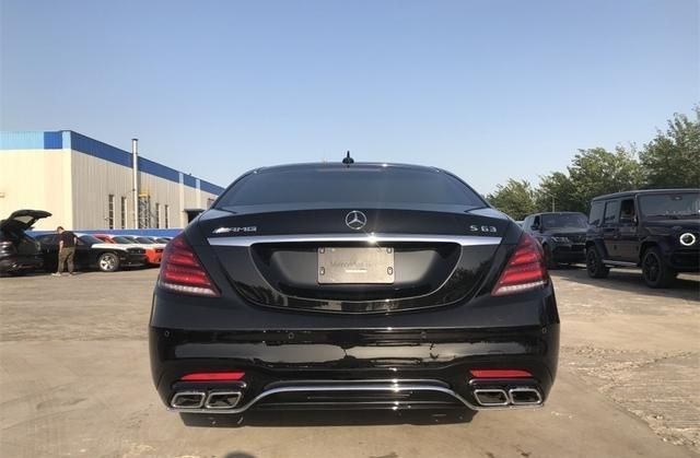 实拍奔驰AMG S63，搭4.0T引擎马力612匹，3.4秒破百！-新浪汽车